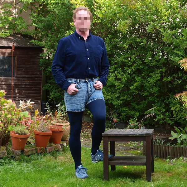 Ein Mann trägt gerne Strumpfhosen.