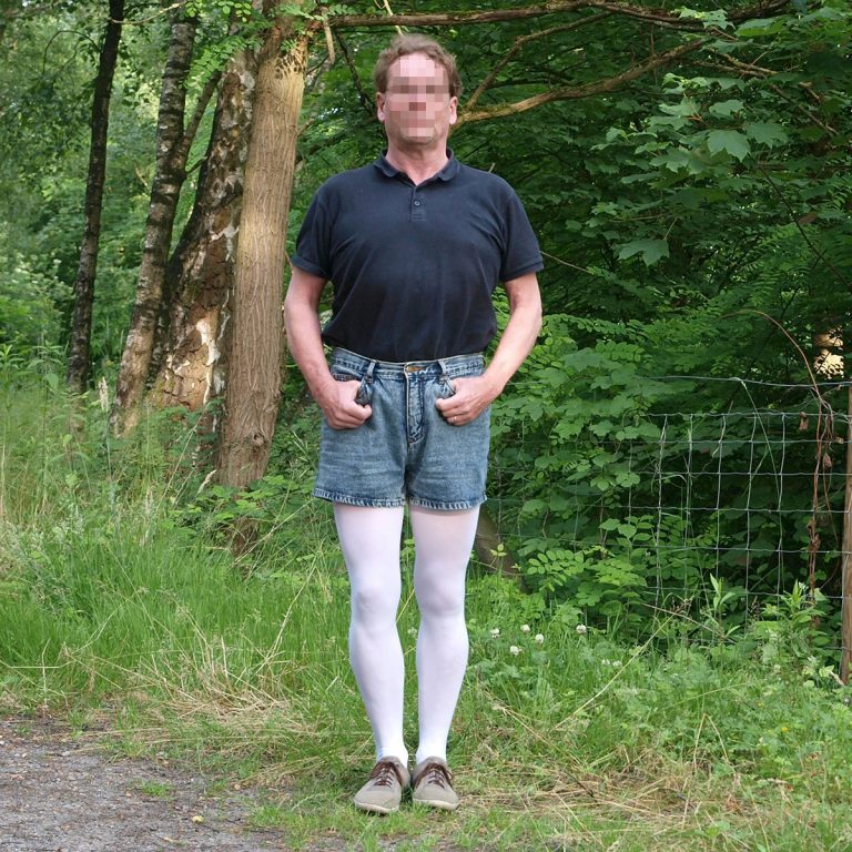 Ein Mann trägt gerne Strumpfhosen.